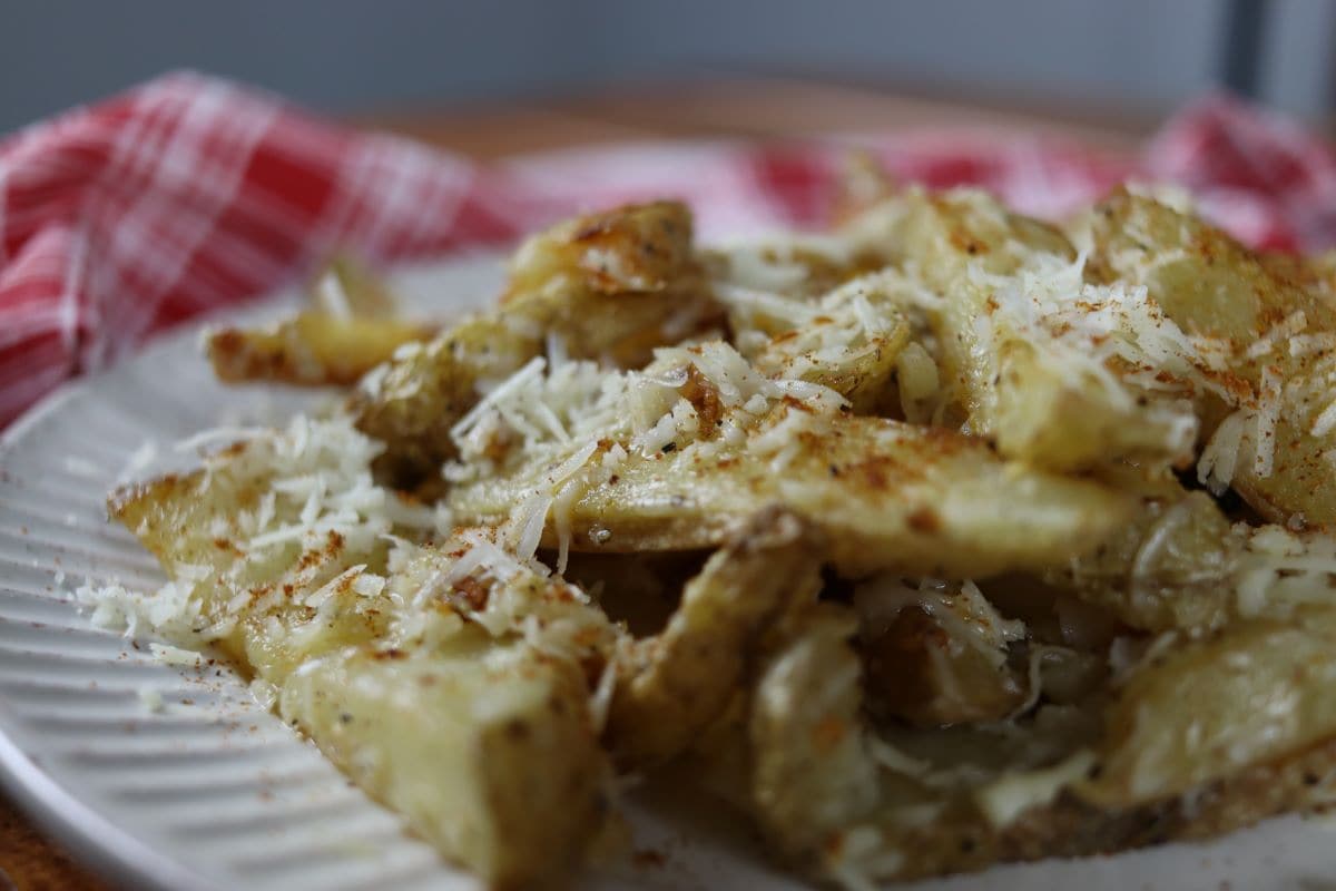 Garlic Asiago Potato Wedges That Everyone Will Love - Sustainable Slow ...